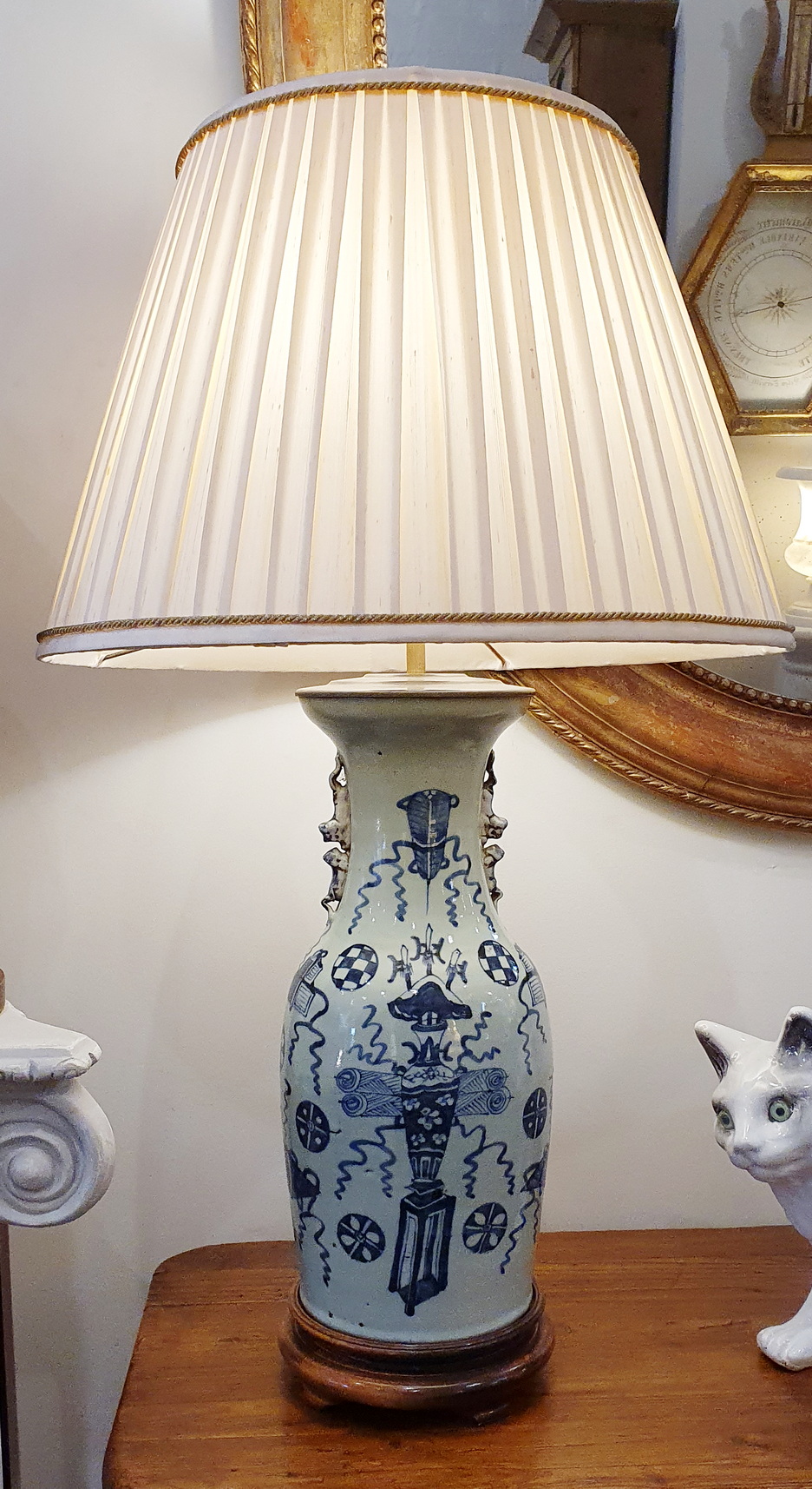 Miguel Meirelles Antiques – Two Chinese Qing Dynasty Vase Lamps